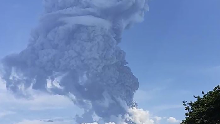Watch as thousands flee volcanic eruption - CGTN