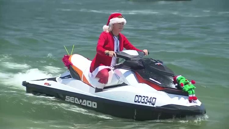 Australian Santas ride jet skis for charity - CGTN
