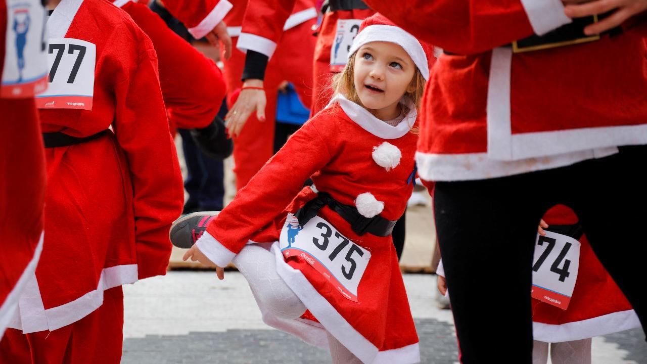 Hundreds of 'Santas' race through Macedonia Square - CGTN