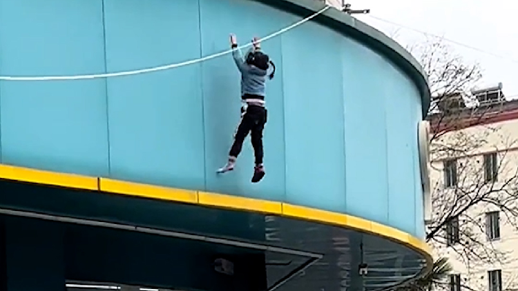 Passersby catch falling toddler in quilt in Changzhou, China - CGTN