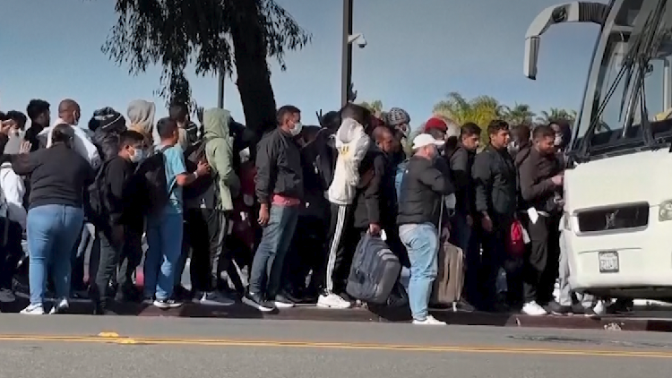 Migrants dropped off at bus stop by U.S. border patrol - CGTN
