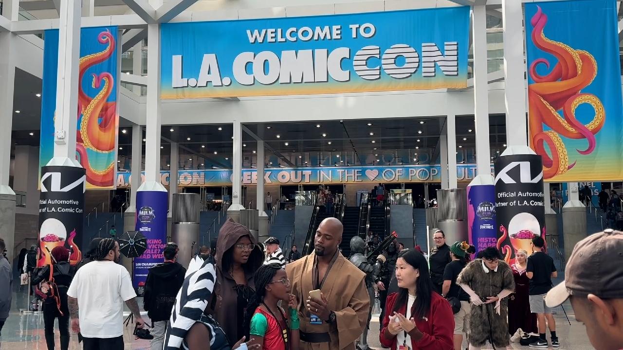 Pop culture fans attend Los Angeles Comic Con - CGTN